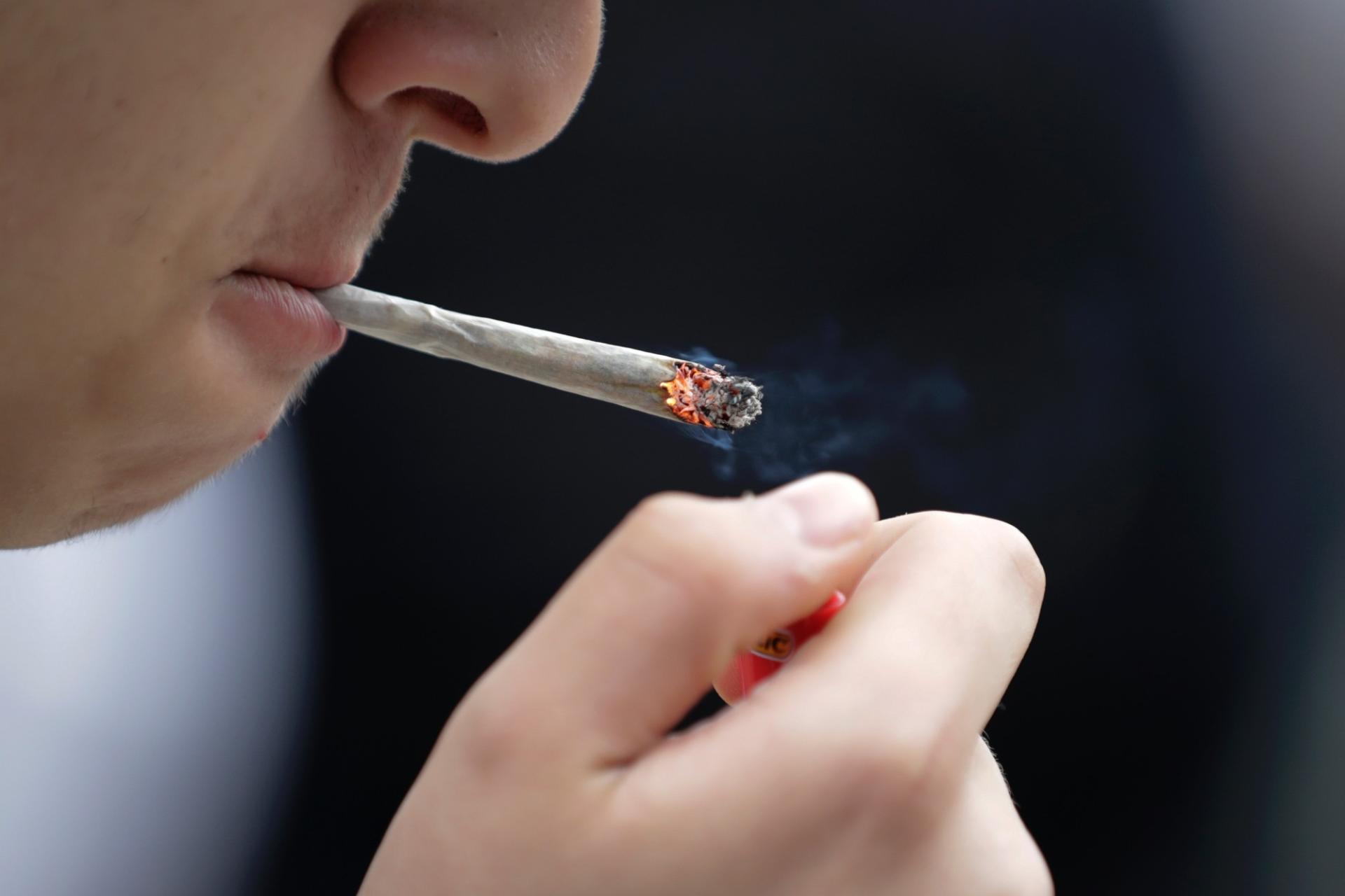 En France, fumer un joint vous coûtera une amende de 200 euros - Welovebuzz En France, fumer un joint vous coûtera une amende de 200 euros - Welovebuzz