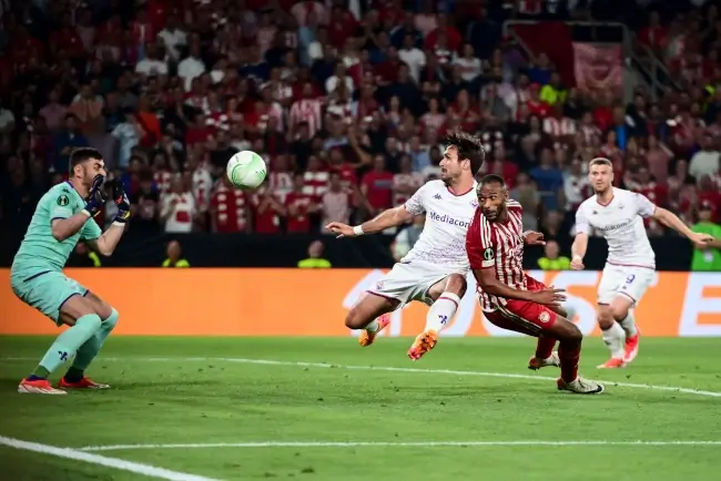 Ayoub El Kaabi offre la Ligue Europa Conférence à l'Olympiakos - Welovebuzz Ayoub El Kaabi offre la Ligue Europa Conférence à l'Olympiakos - Welovebuzz